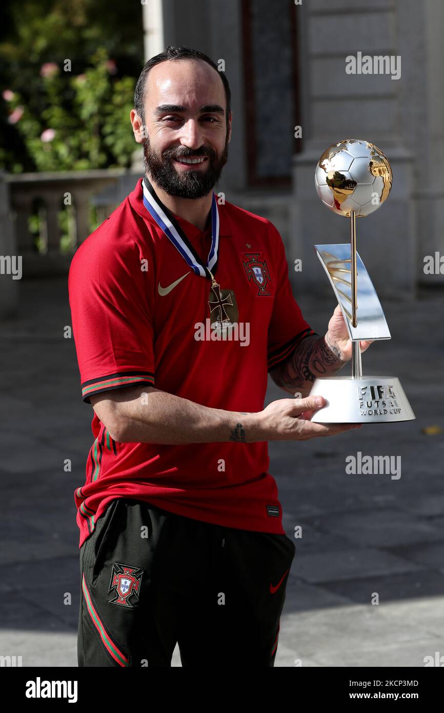 Le capitaine portugais Ricardinho pose avec le trophée coupe du monde ...