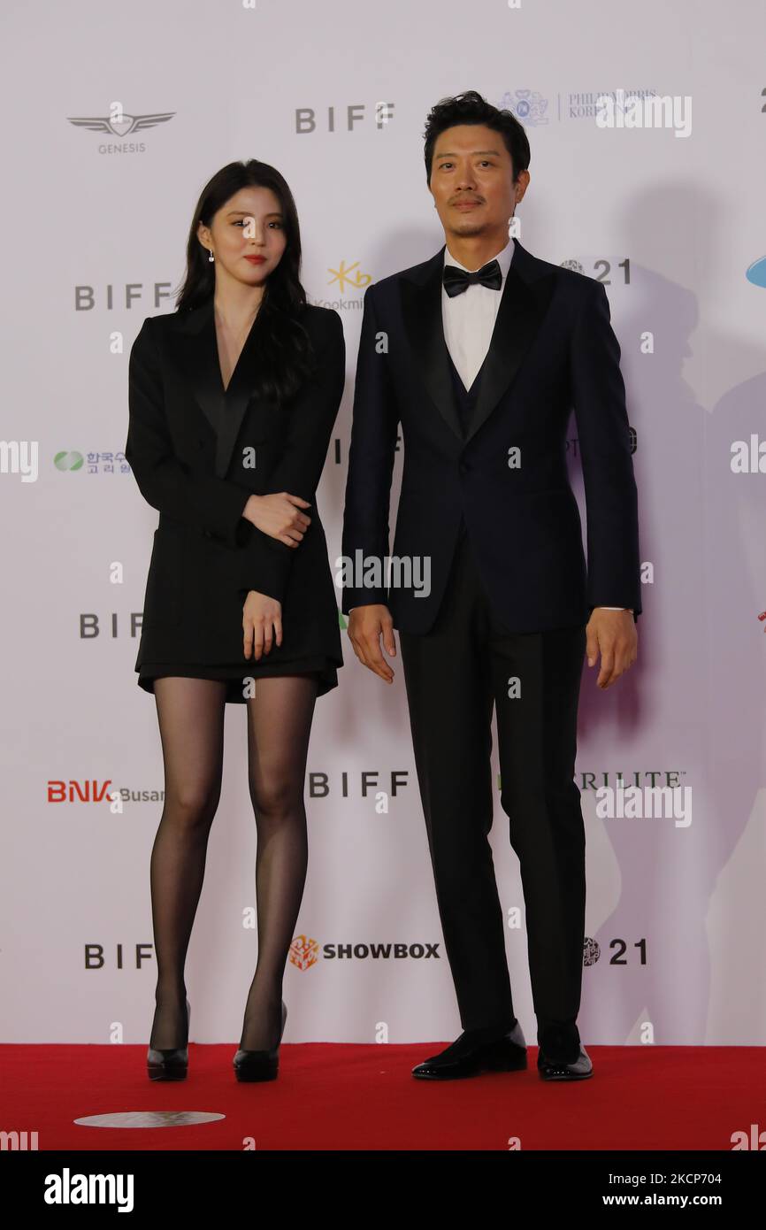 Lactrice Han So Hee Et Lacteur Park Hee Se Posent Bientôt Pour La Cérémonie Douverture Du Mur