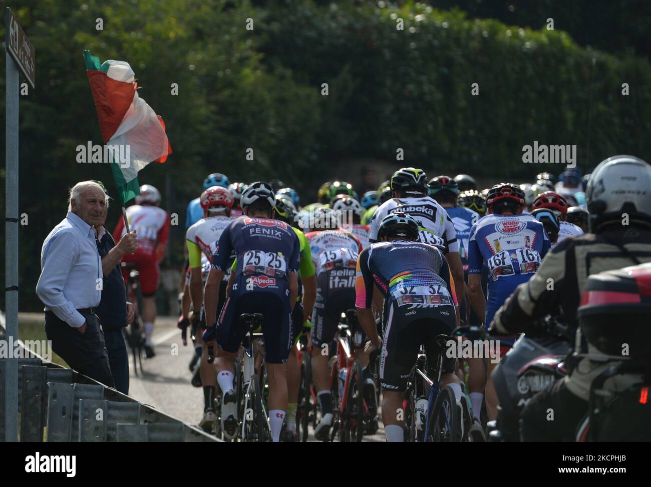 Les amateurs de vélo tiennent le drapeau national italien devant les ...