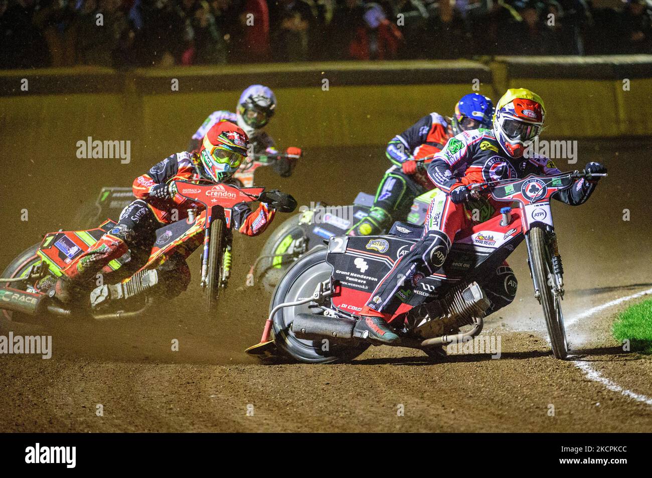 Richie Worrall (jaune) dirige Craig Cook (bleu) et Michael Palm Toft ...