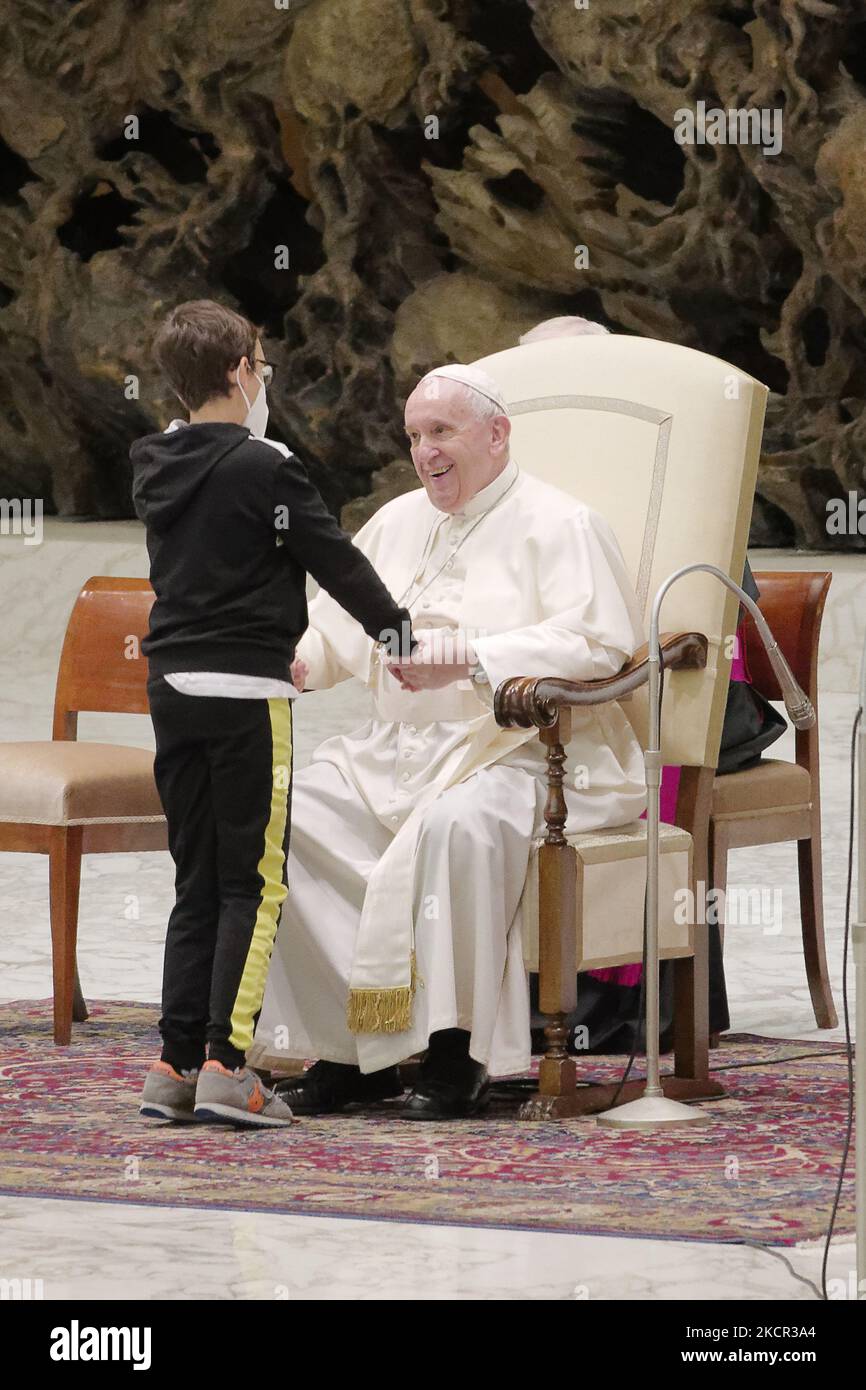 Le pape François parle avec un garçon de 10 ans Paolo Junior, nom de ...