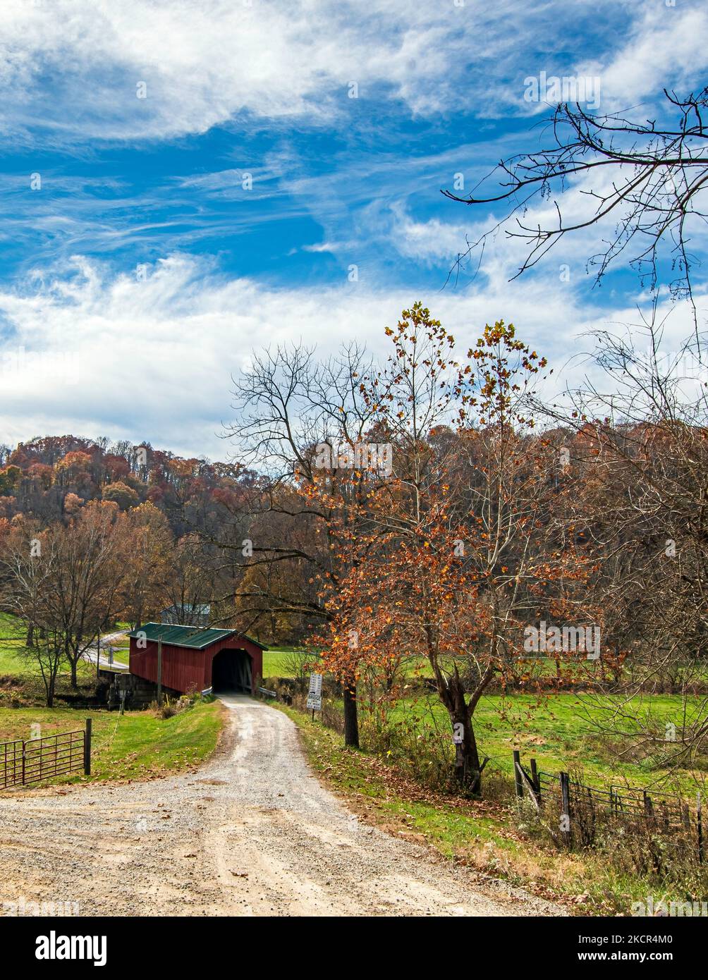 Graysville, Ohio, États-Unis- 25 octobre 2022 : paysage d'automne de campagne avec le pont ...