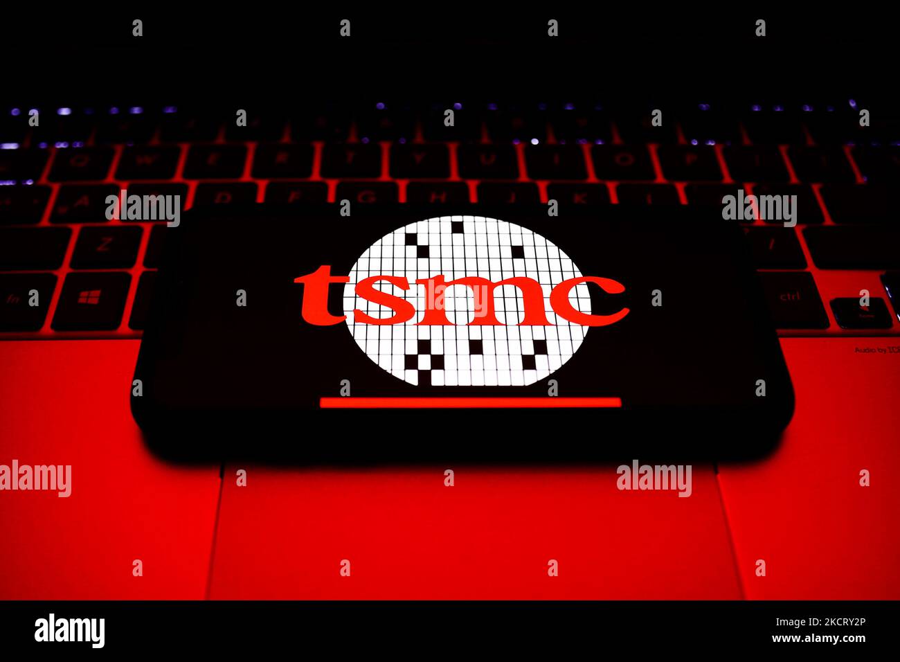 Le logo SCST affiché sur un écran de téléphone et un clavier d ...