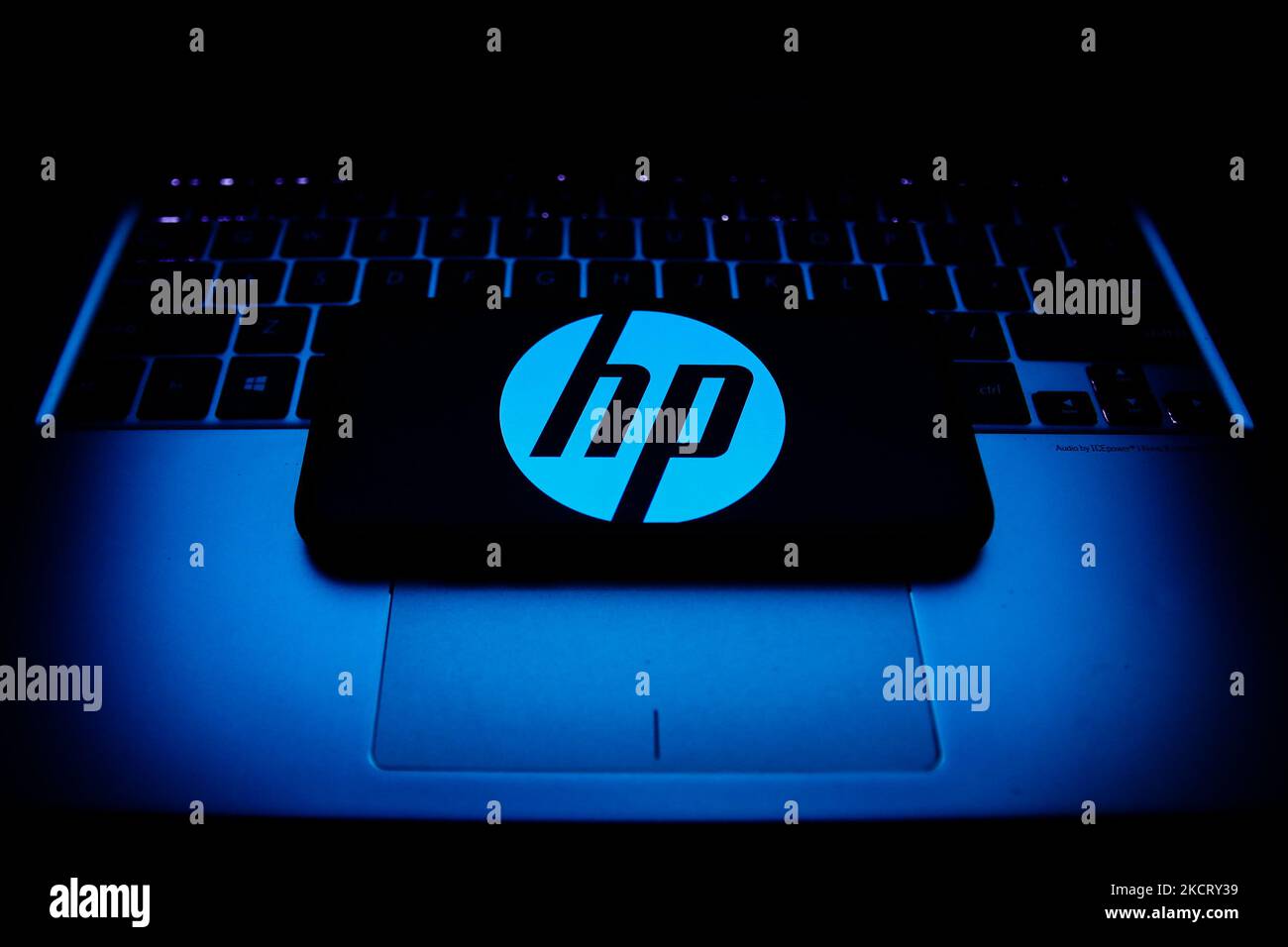 Le logo HP s'affiche sur l'écran d'un téléphone et sur un clavier d ...