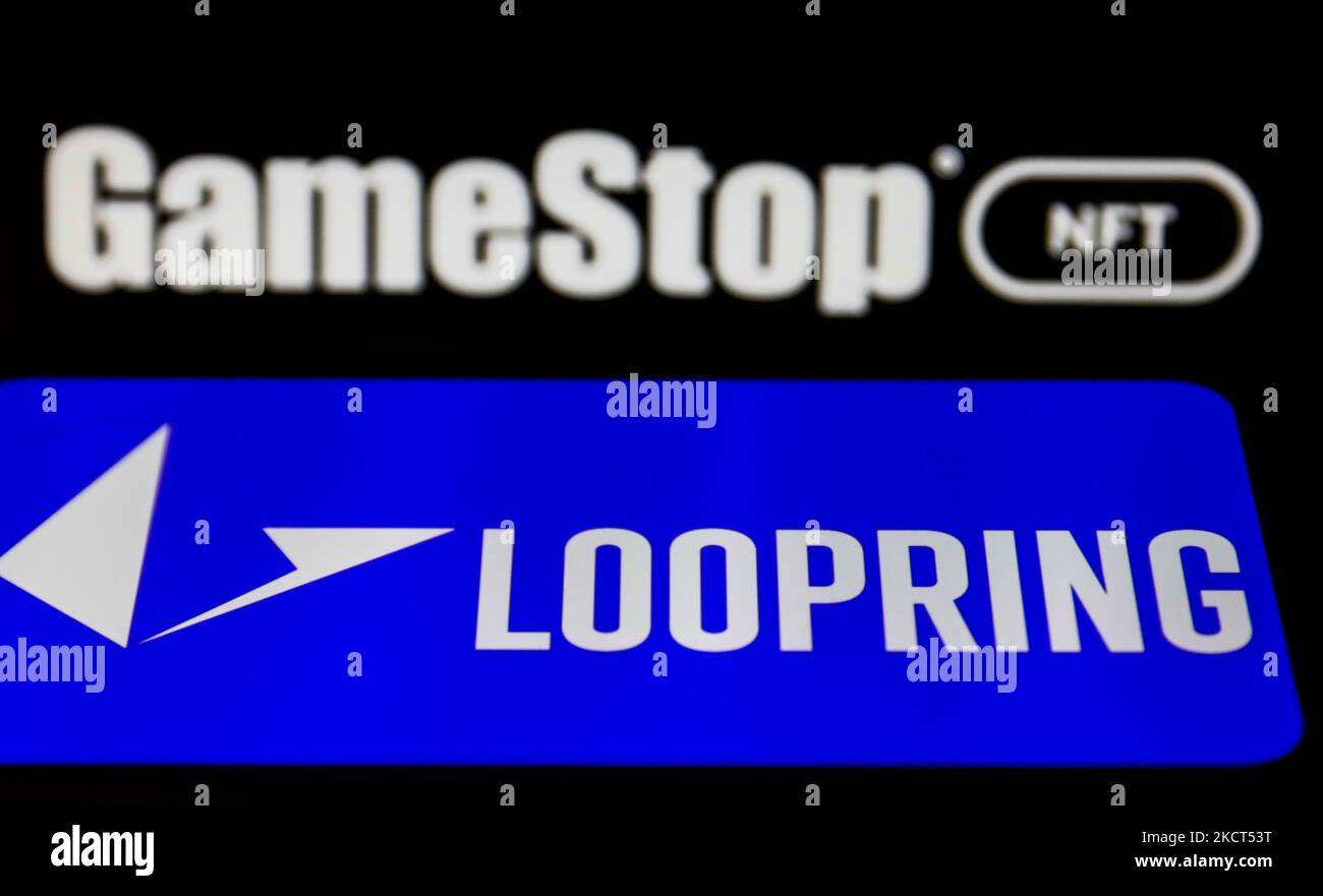 Le logo Loopring affiché sur l'écran d'un téléphone et le logo NFT GameStop affiché sur un écran ...