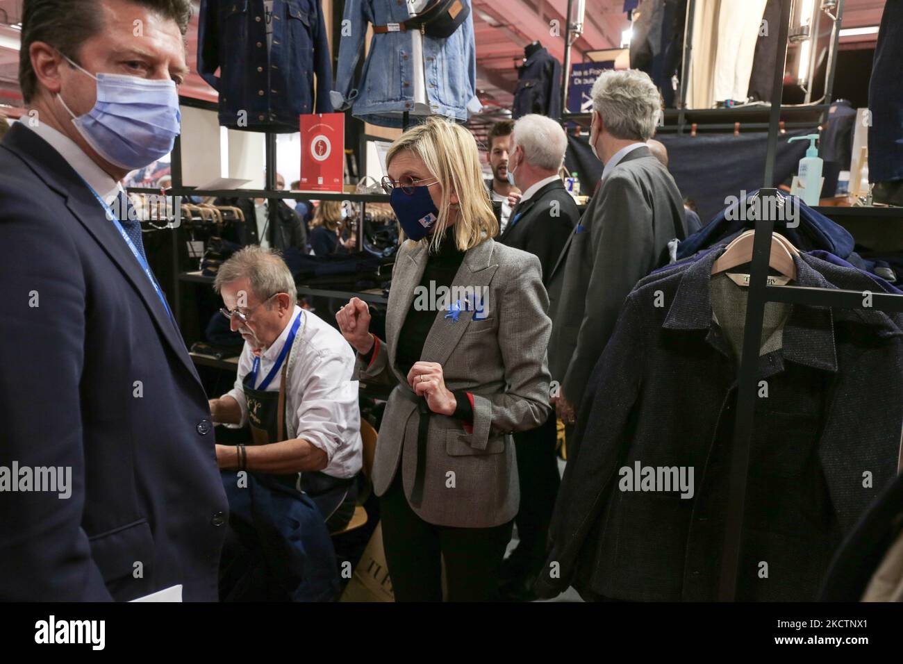 Agnes Pannier-Runacher (C) inaugure et visite le salon Made in France ...