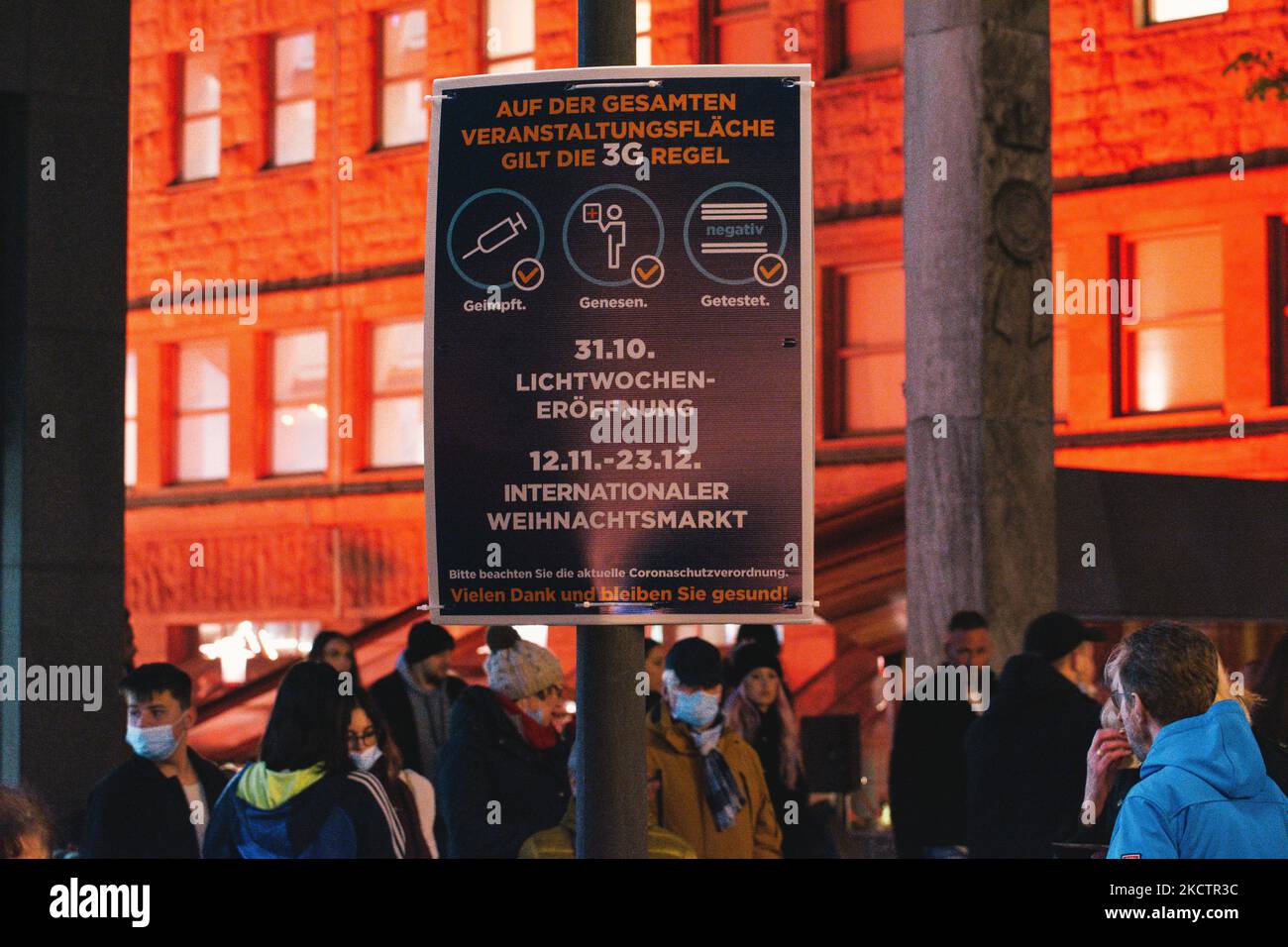 Le signe de la règle 3G est vu pendant le jour d'ouverture du marché de Noël à Essen, Allemagne ...