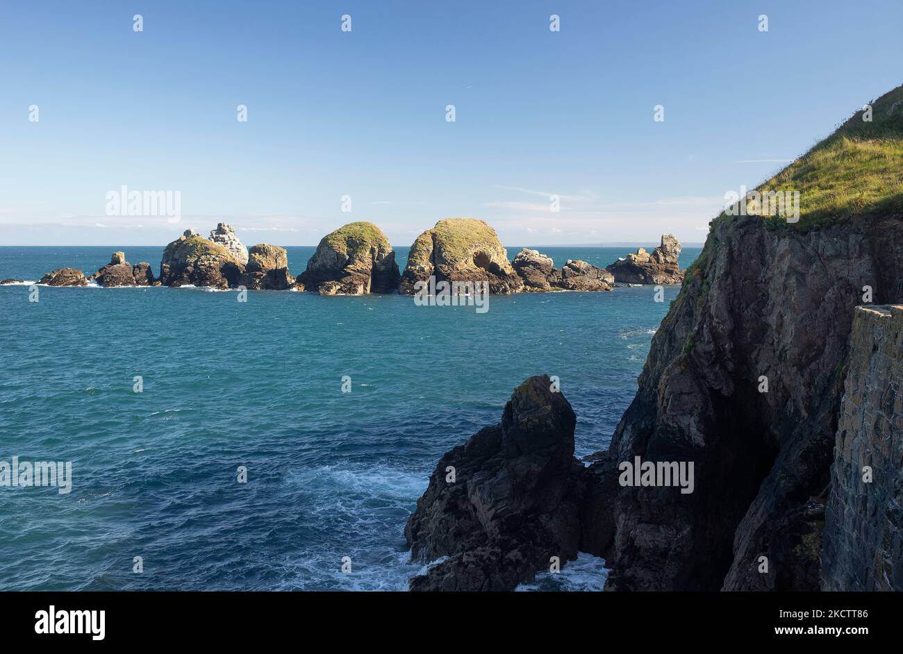 Les rochers et le littoral de l'île de Sark, qui fait partie des îles ...