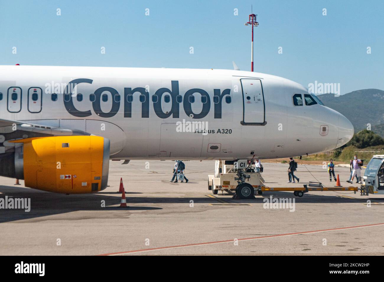 Passagers à bord de l'avion Condor. Condor Airbus A320 à l'aéroport ...