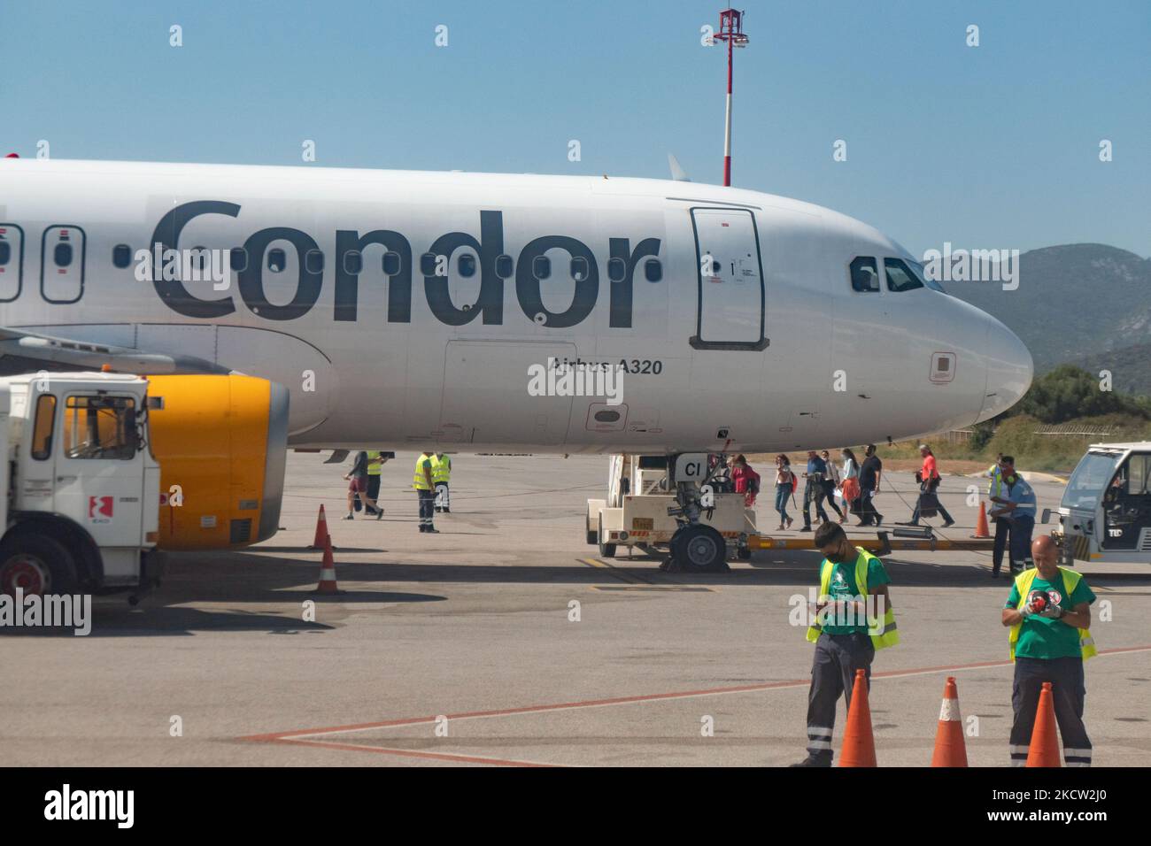 Passagers à bord de l'avion Condor. Condor Airbus A320 à l'aéroport ...