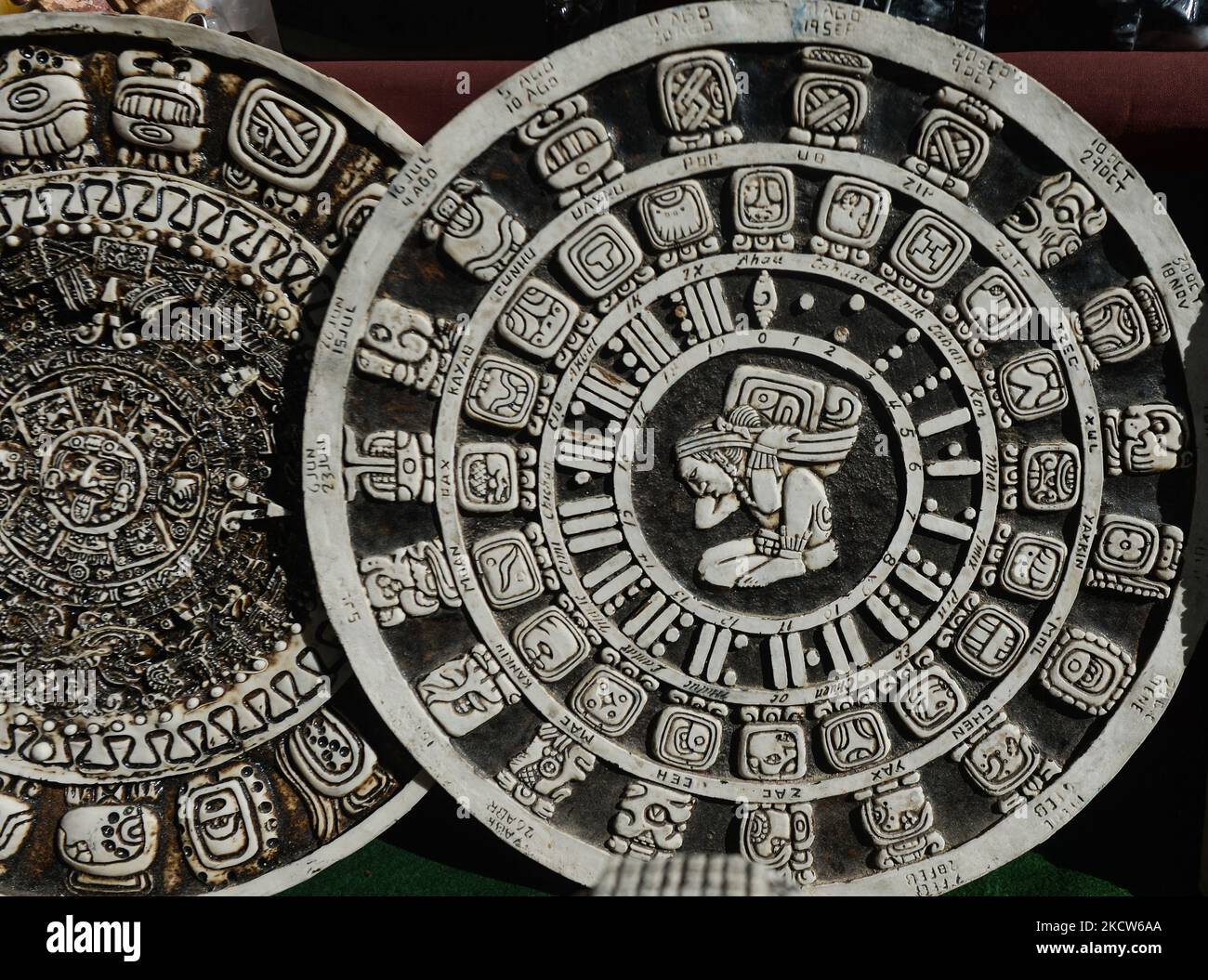 Calendrier maya des signes et symboles hiéroglyphes vecteurs mayas ou ...