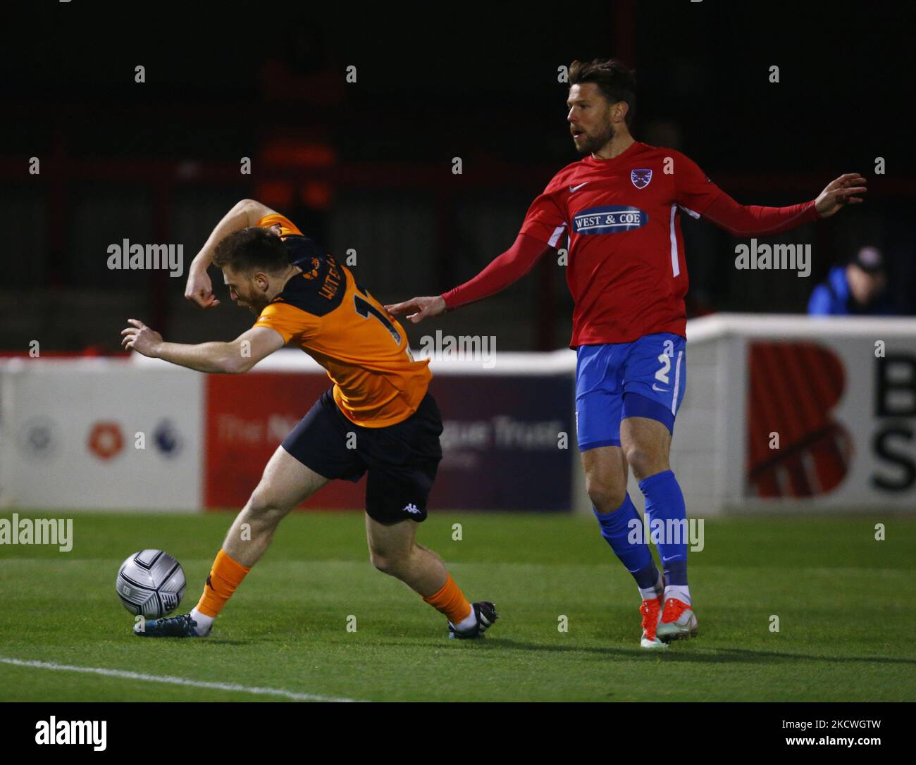 L-R Danny Whitehall d'Eastleigh et Callum Reynolds de Dagenham ...