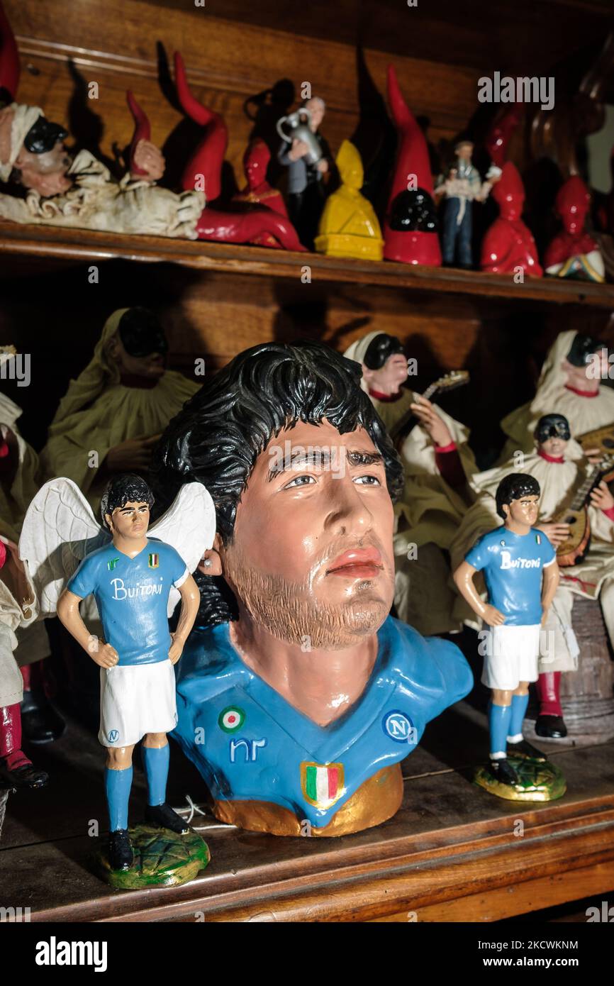 Les personnages de la crèche de Noël représentent le footballeur ...