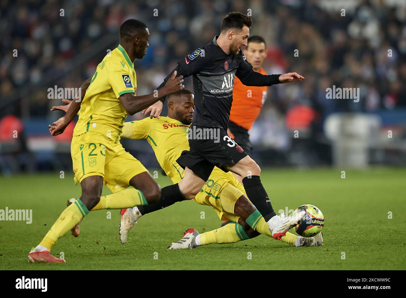 Leo Messi du PSG et Randal Kolo Muani de Nantes concourent pour le bal ...