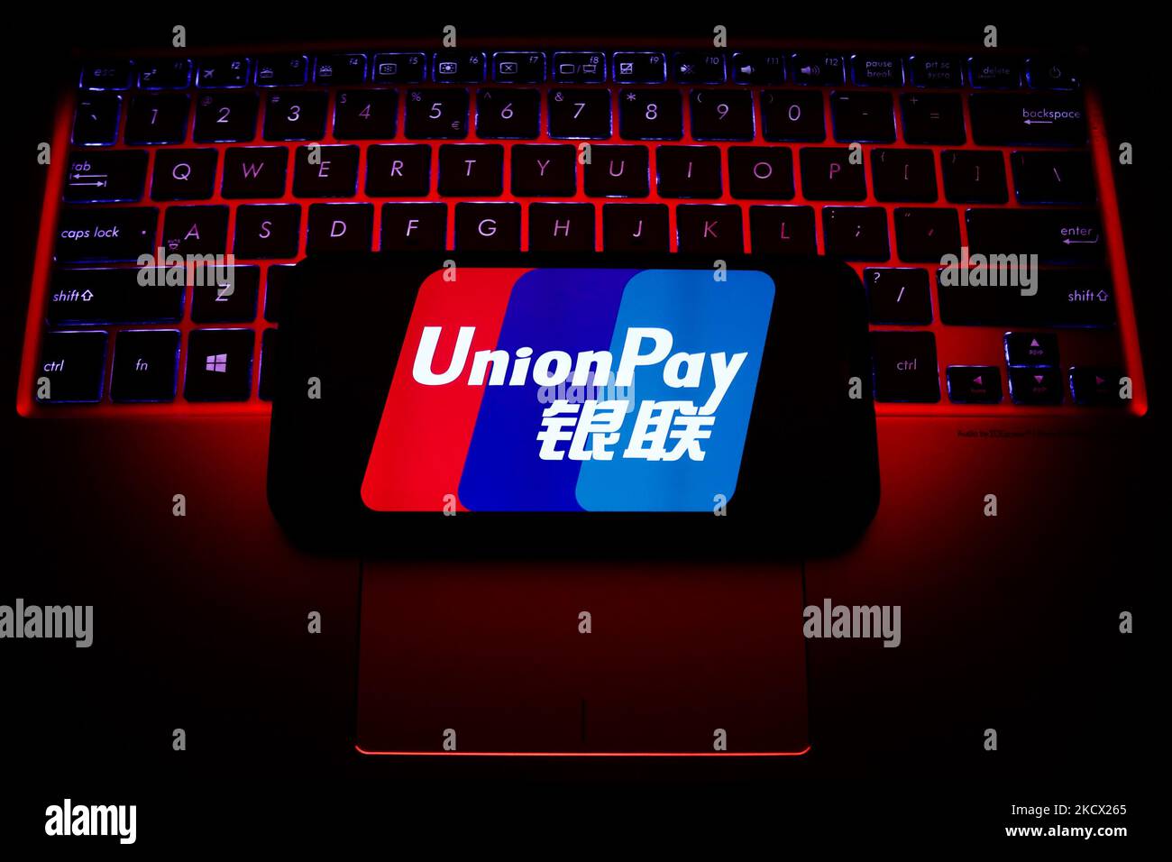 Le logo UnionPay affiché sur un écran de téléphone et un clavier d ...