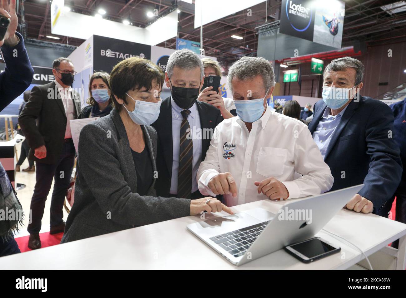 La ministre des mers françaises, Annick Girardin (4R), parle avec ...