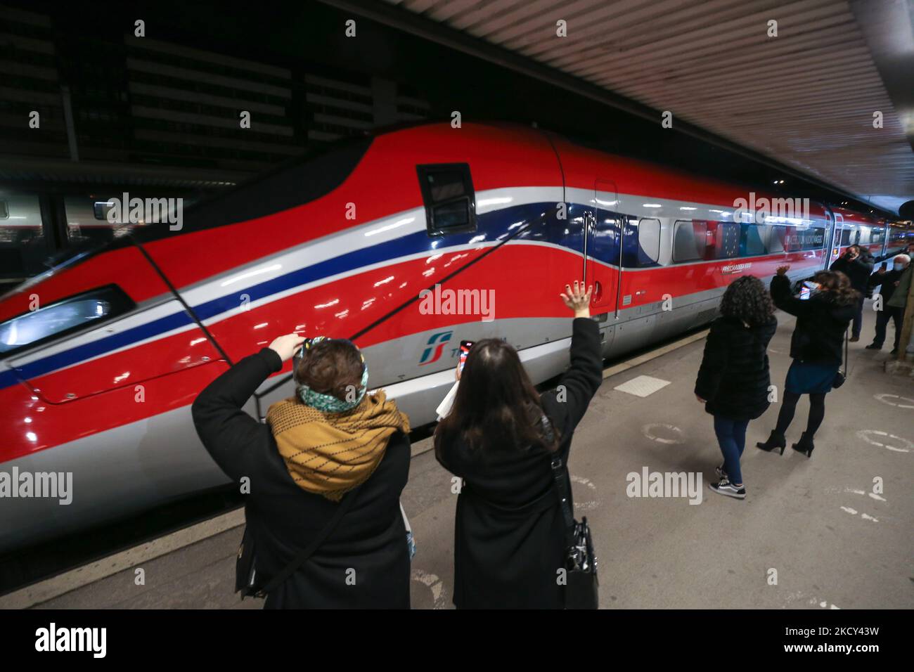 Les gens saluent le départ de la première Frecciarossa, un train à ...