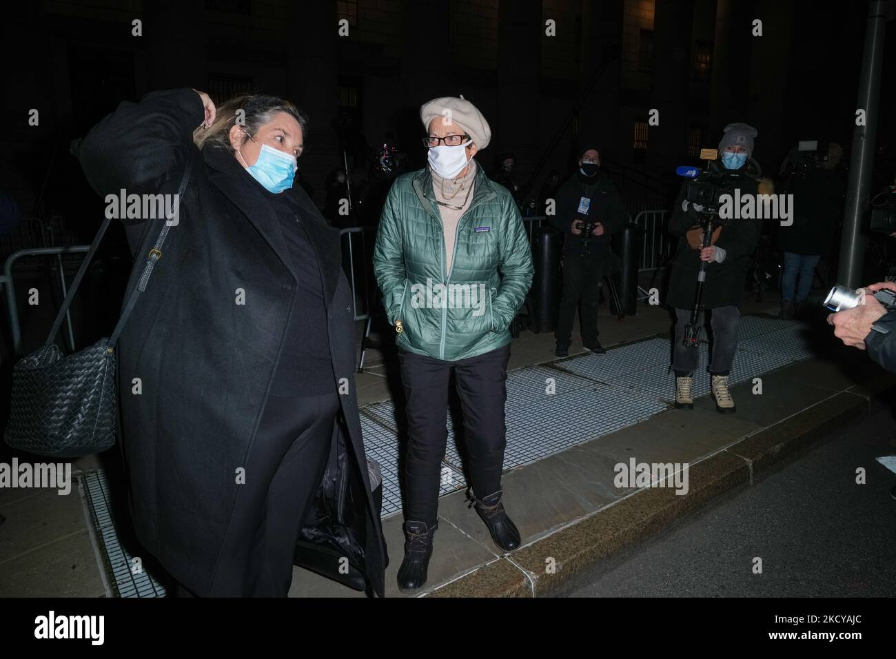 Isabel Maxwell, sœur de Ghislaine Maxwell, quitte le palais de justice ...