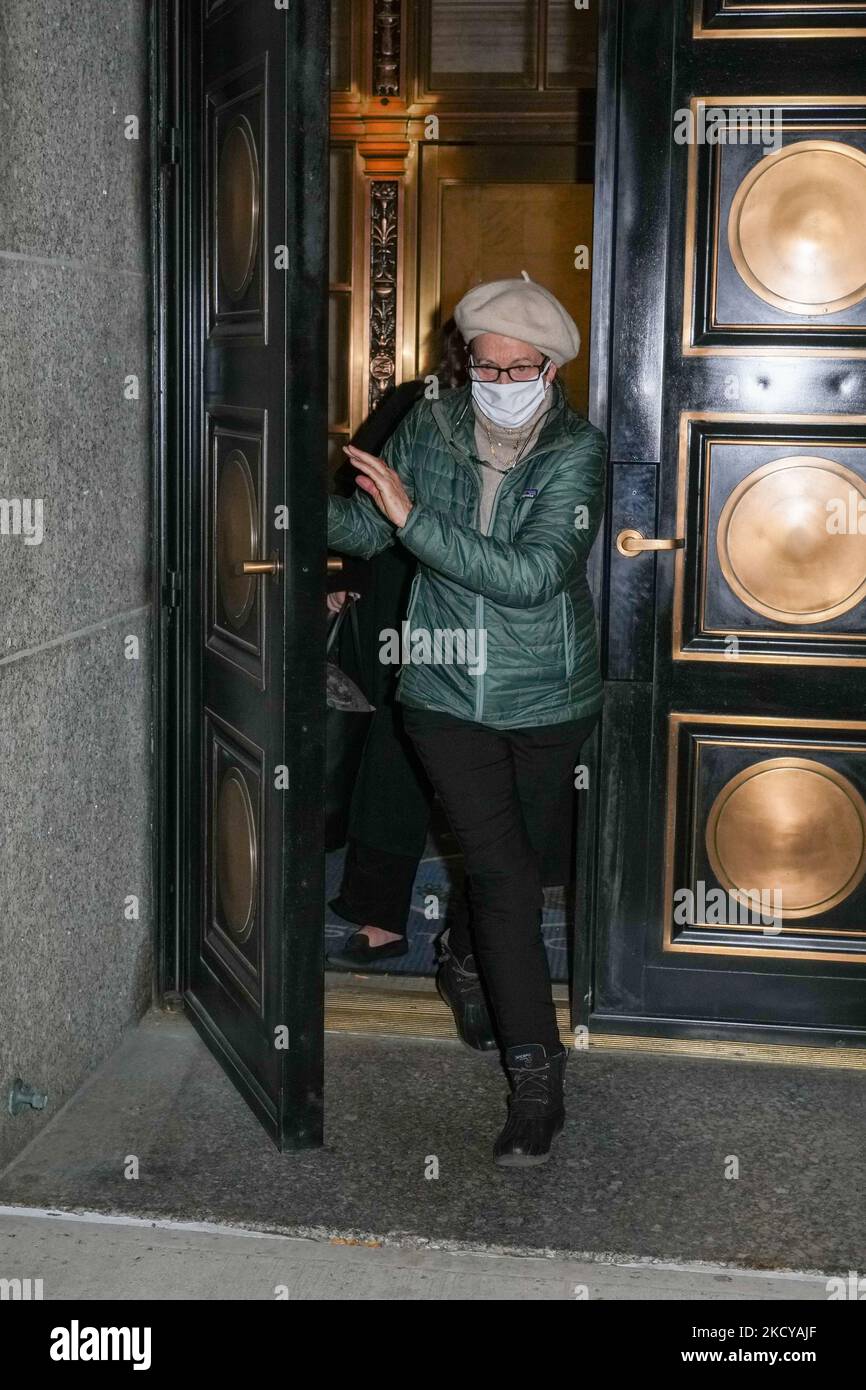 Isabel Maxwell, sœur de Ghislaine Maxwell, quitte le palais de justice ...