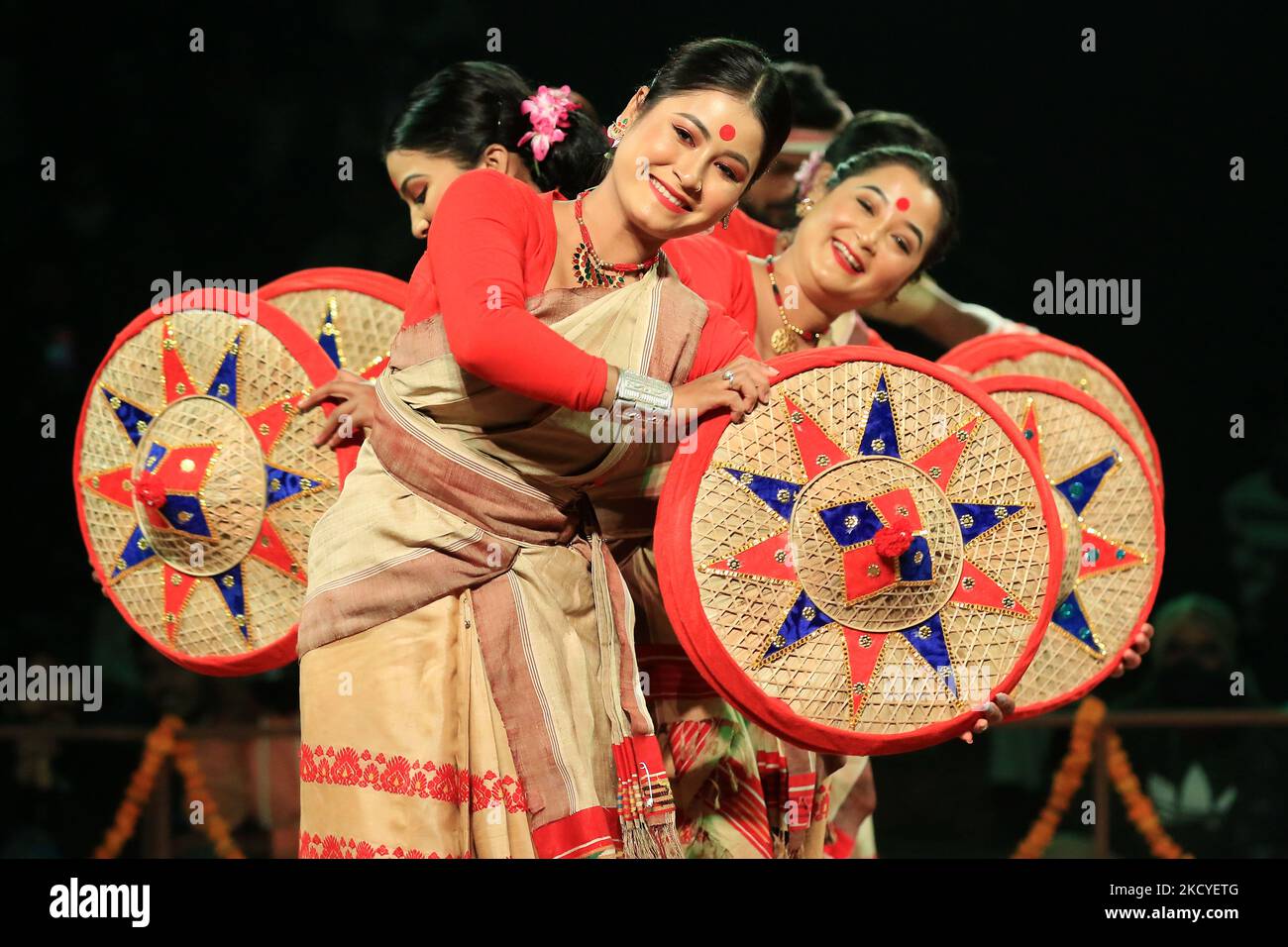 Des artistes de la région d'Assam exécutent la danse traditionnelle ...