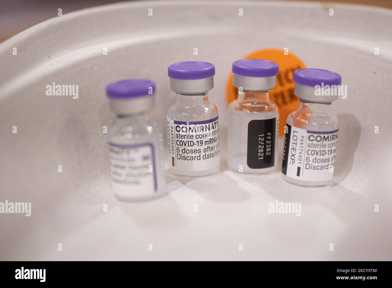 Gros plan sur le flacon avec l'inscription Comirnaty, mRNA etc, l ...