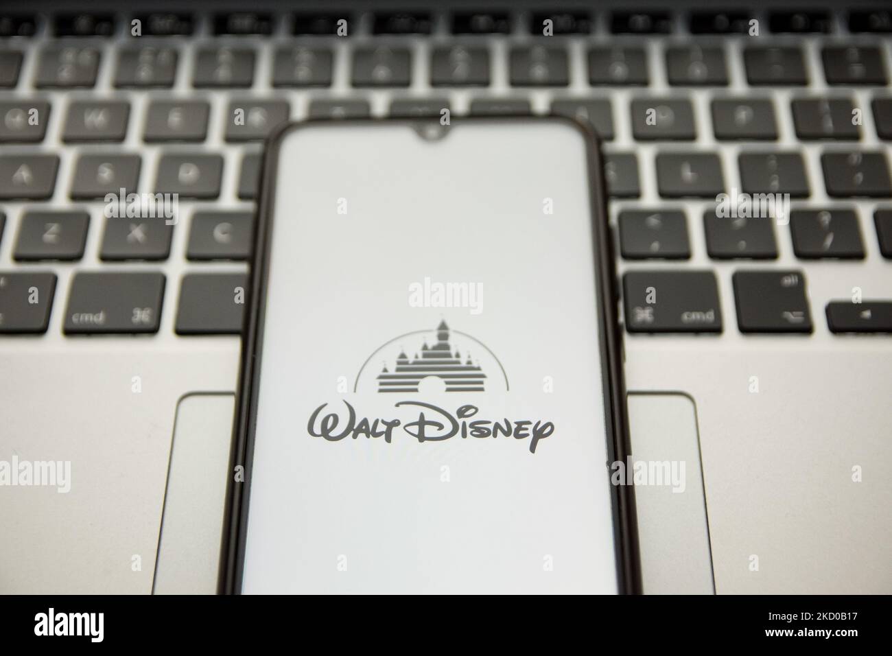 Sur cette photo, le logo de Walt Disney Company est affiché sur l'écran ...