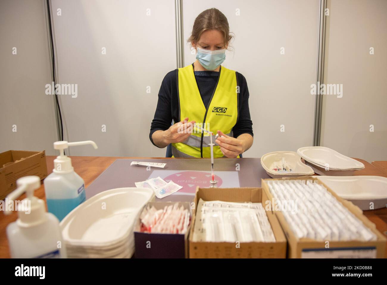Une travailleuse de santé publique GGD avec un masque facial prépare ...