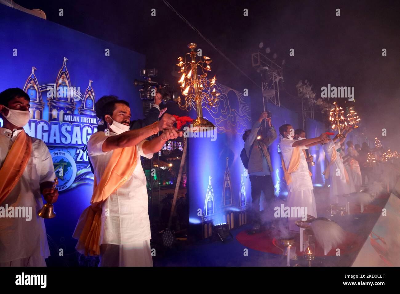 Le prêtre hindou a exécuté Sagar Arati (culte) au confluent du fleuve ...