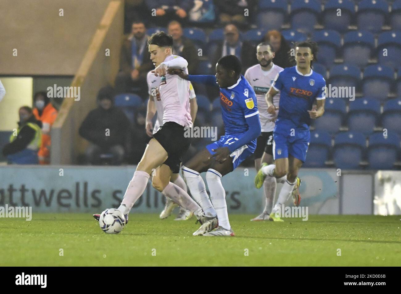Jacob Wakeling de Barrow bataille pour possession avec Junior Tchamadeu ...