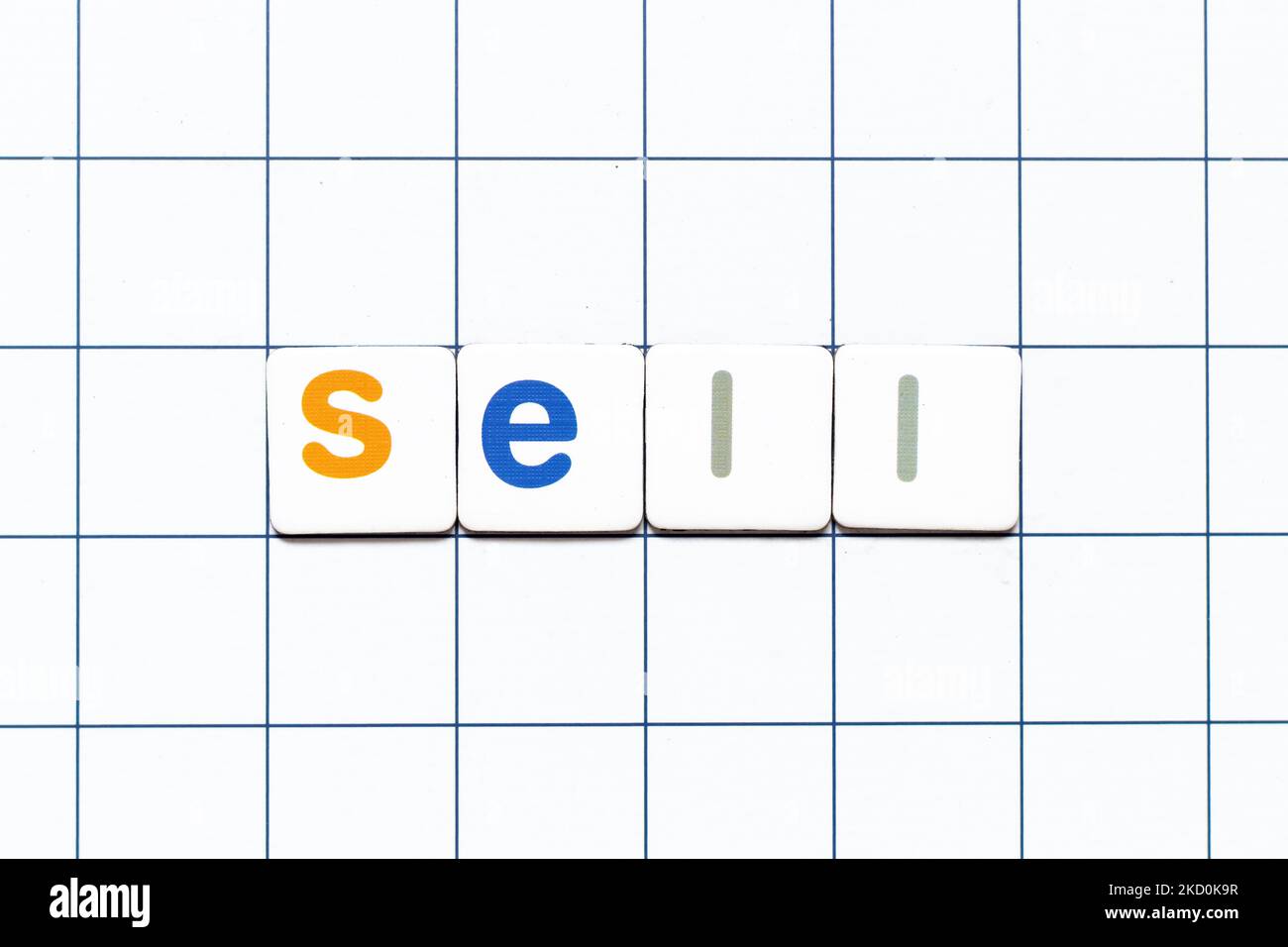 Lettre en mosaïque colorée dans le mot vendre sur fond blanc de grille ...