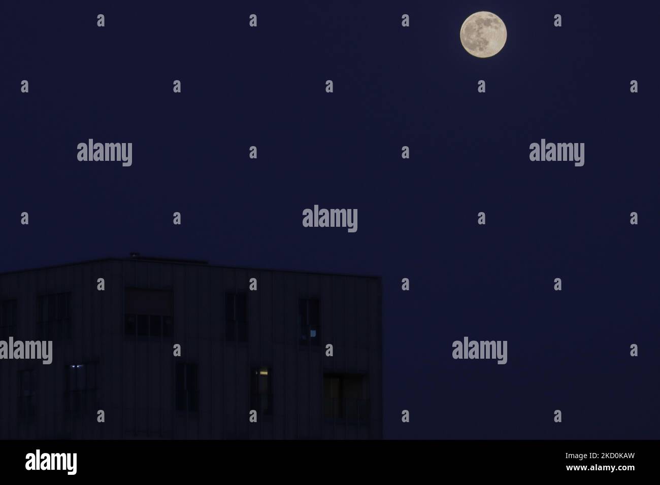 Full Wolf Moon aux pays-Bas illumine le ciel d'hiver clair de janvier ...