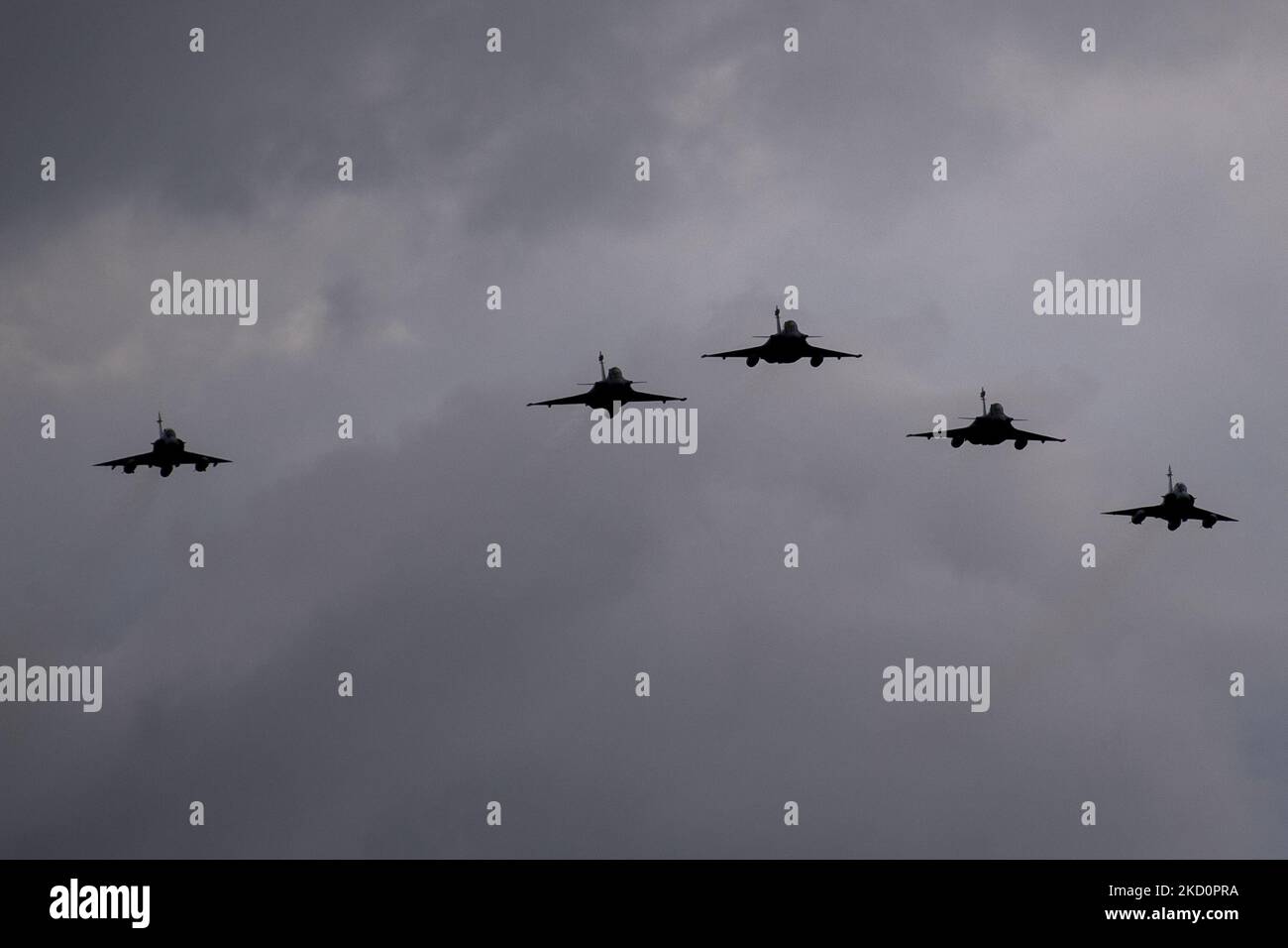 Les avions de chasse Rafale et Mirage-2000 effectuent un survol dans la ...