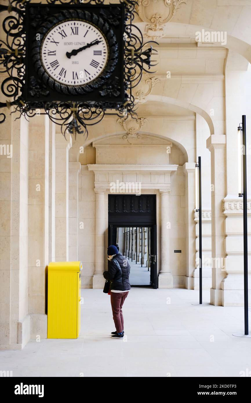 Une femme posa son courrier dans la galerie de la légendaire poste du ...