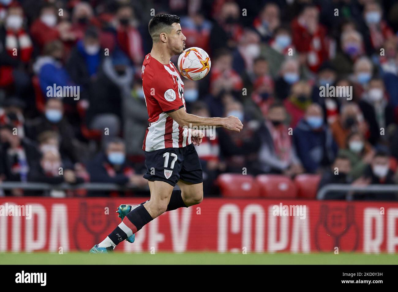 Yuri Berchiche d'Athlétisme contrôle le ballon lors du match Copa del ...