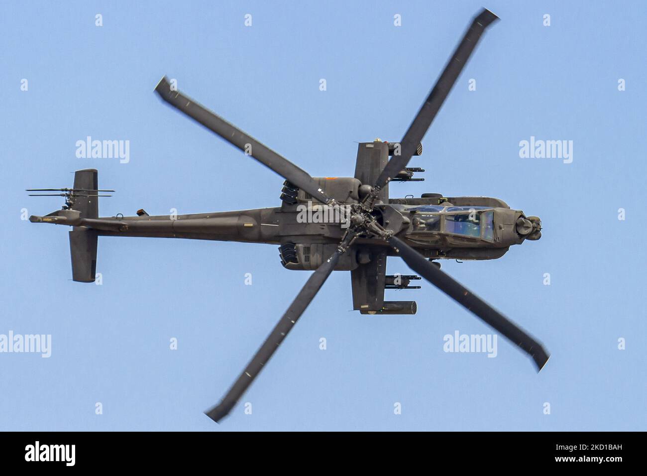 Un hélicoptère Apache Boeing AH-64 de l'armée grecque comme vu voler et ...