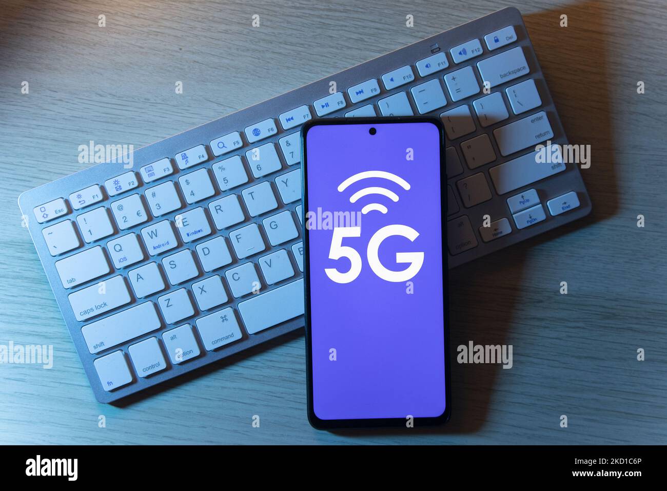 Illustration photo d'un logo de symbole de signal 5G affiché sur l ...