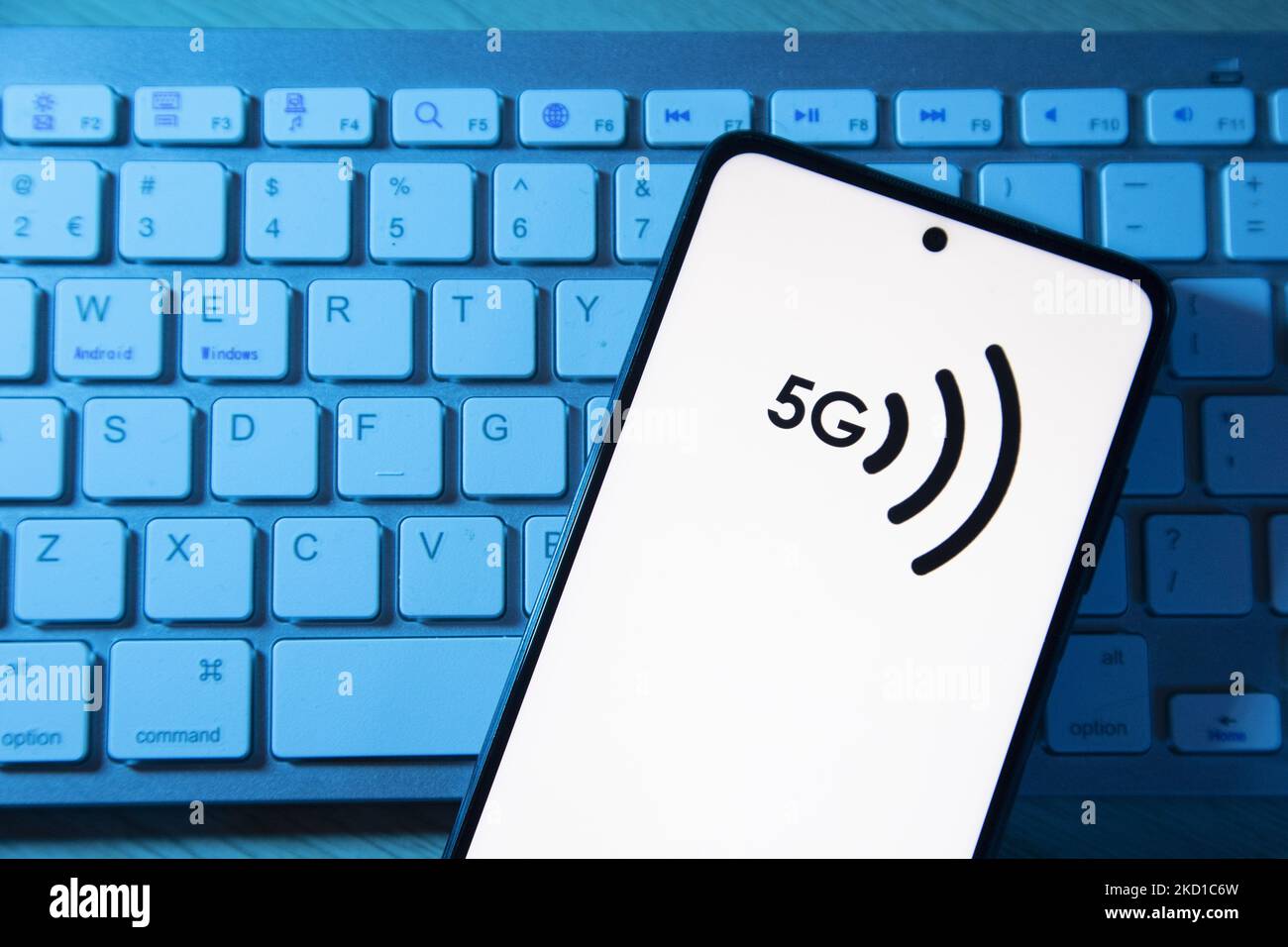 Illustration photo d'un logo de symbole de signal 5G affiché sur l ...