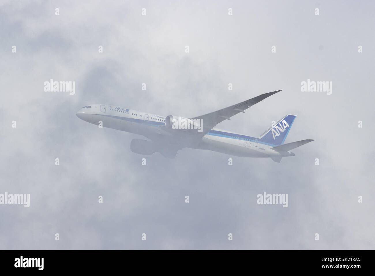 L'avion comme vu dans quelques nuages bas pendant le tour. ANA All ...