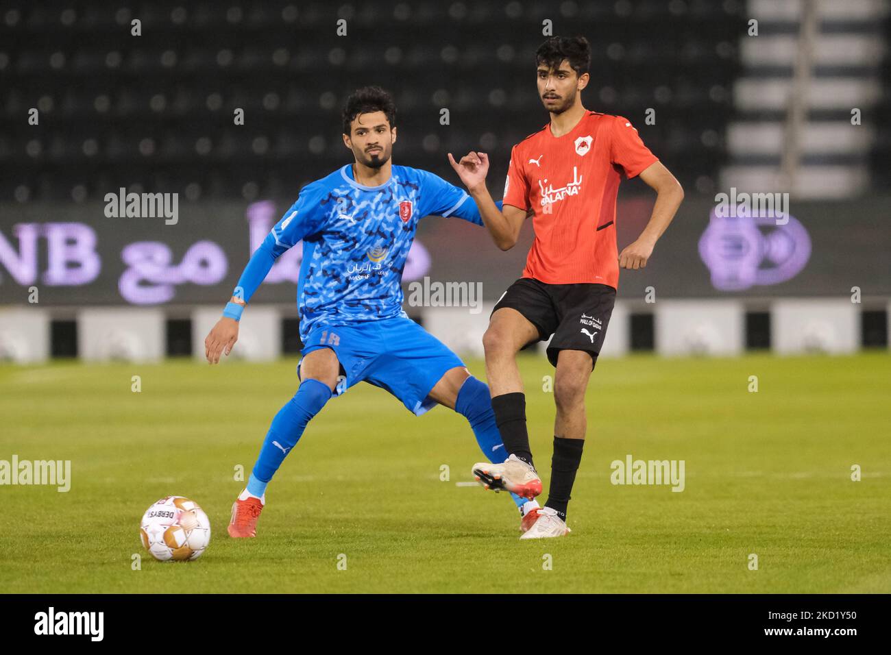 Naif Al-Hadhrami (20) d'Al Rayyan passe le ballon pendant le match de ...