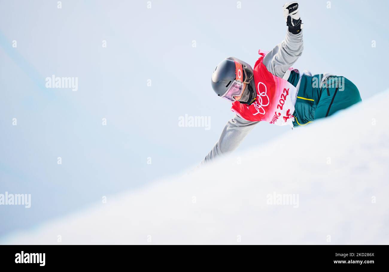 Emily Arthur, de l'Australie, pendant le surf des neiges - demi-pipe ...