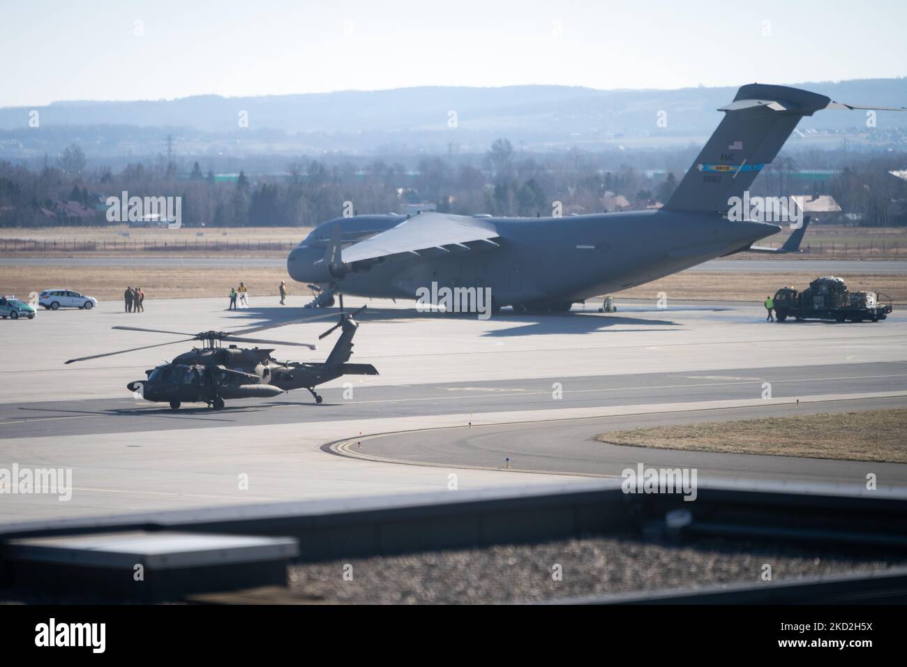 Le Boeing C-17 Globemaster III et le Black Hawk Sikorsky UH-60 de la U ...