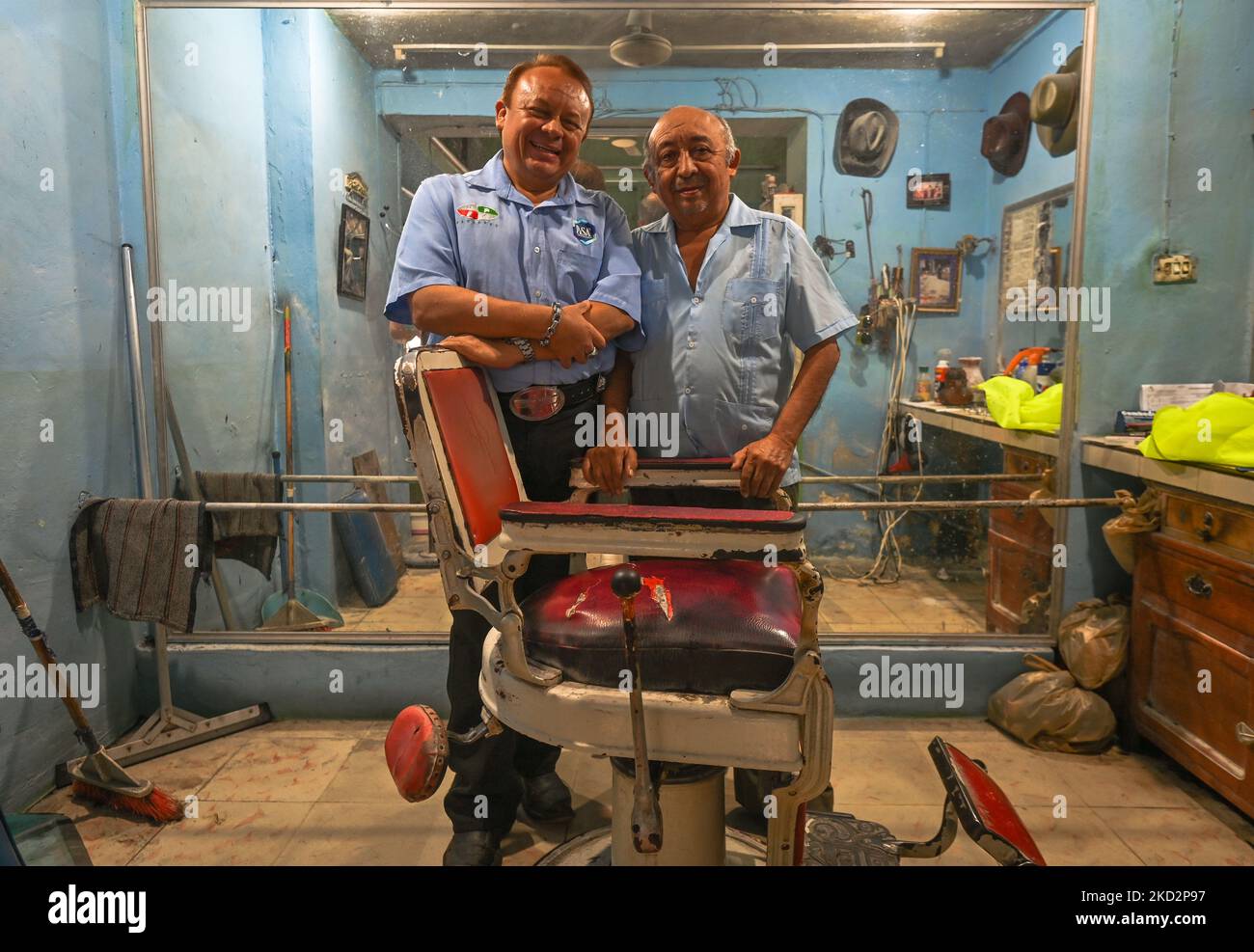 Carlos Souza (L) pose pour une photo à l'intérieur de son salon de ...