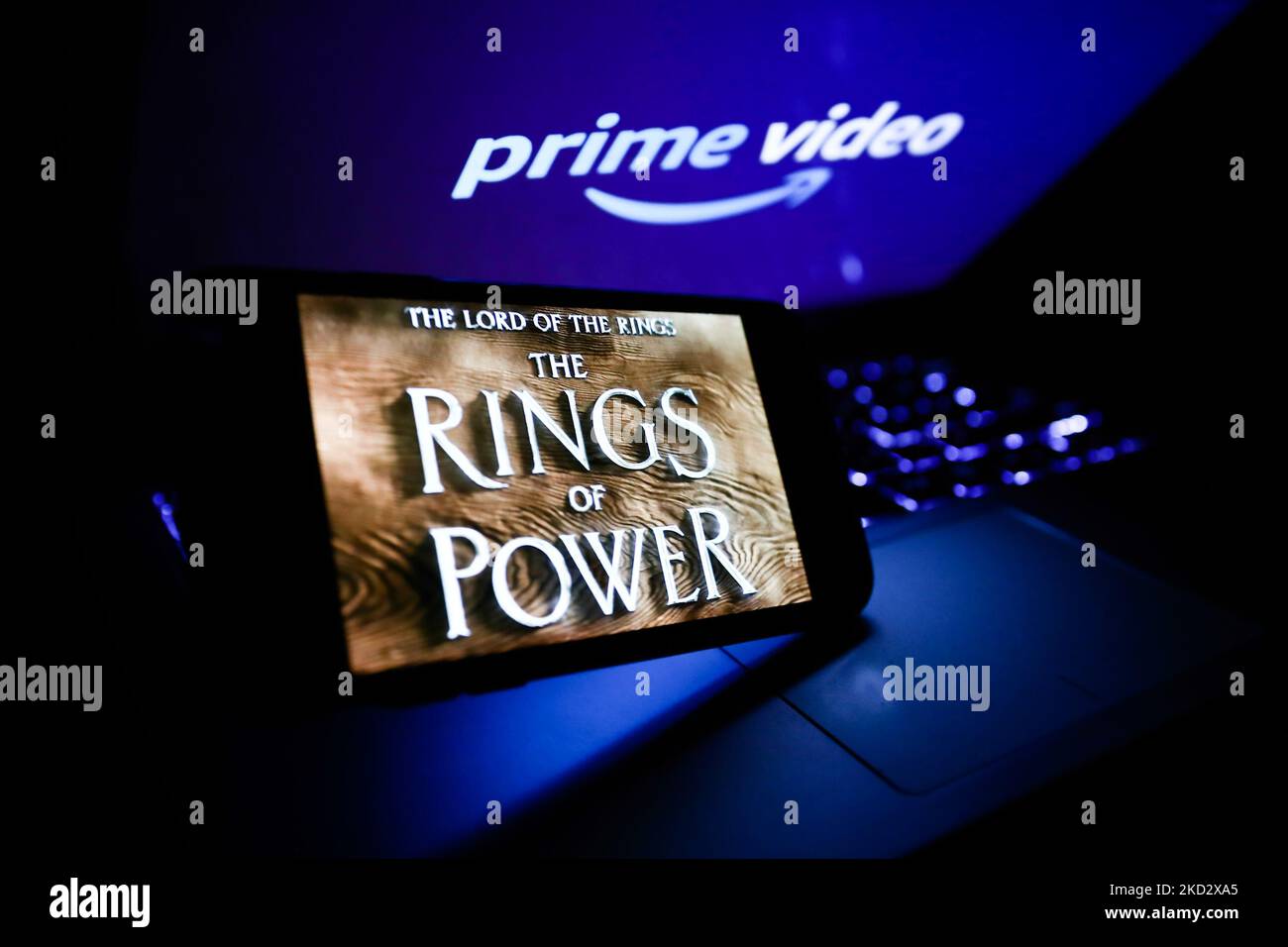 Le Seigneur des anneaux : le logo de la série anneaux du pouvoir affiché sur un écran de ...