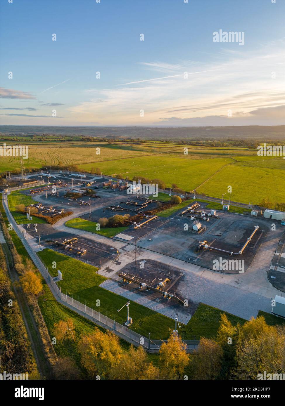 Vue aérienne des tuyaux d'énergie National Grid à Pannal, North ...