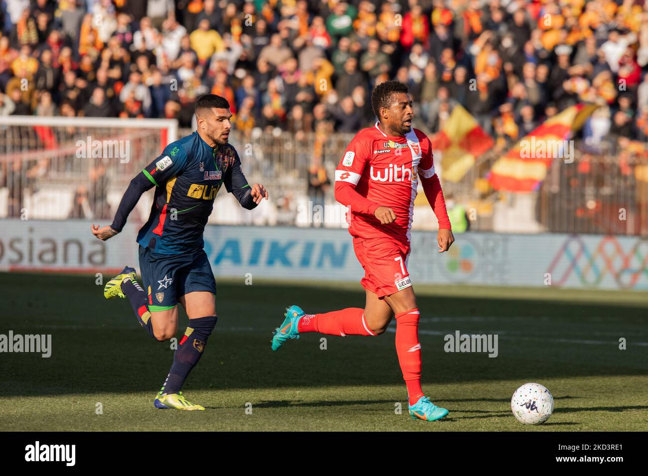 José Machin est en compétition pour le ballon avec Mario Gargiulo lors ...