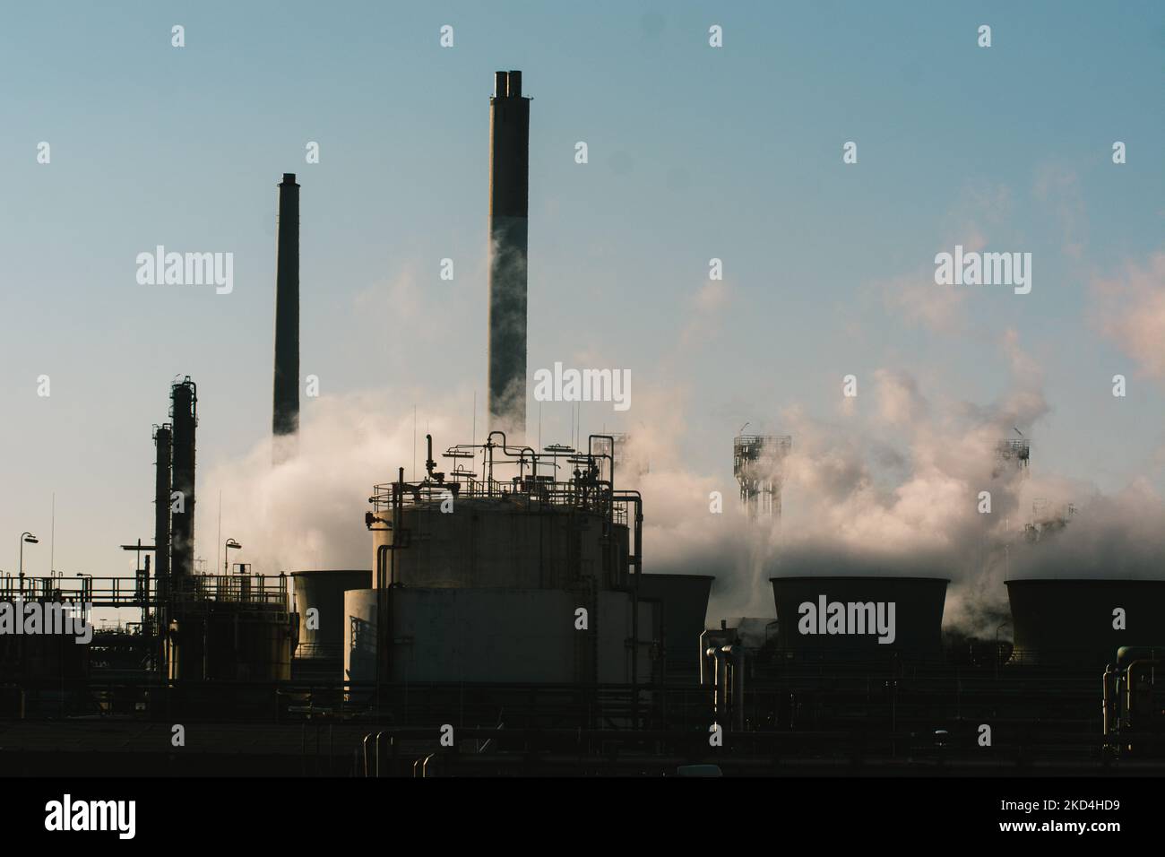 La raffinerie de pétrole de Shell Wesseling est vue à Wesseling, en ...