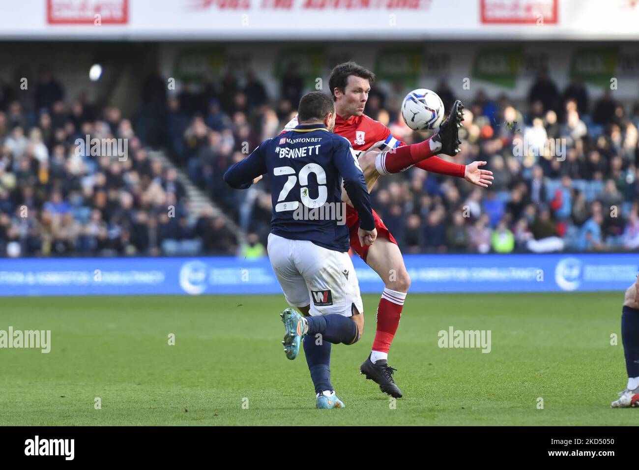 Jonathan Howson de Middlesbrough en action avec Mason Bennett de ...