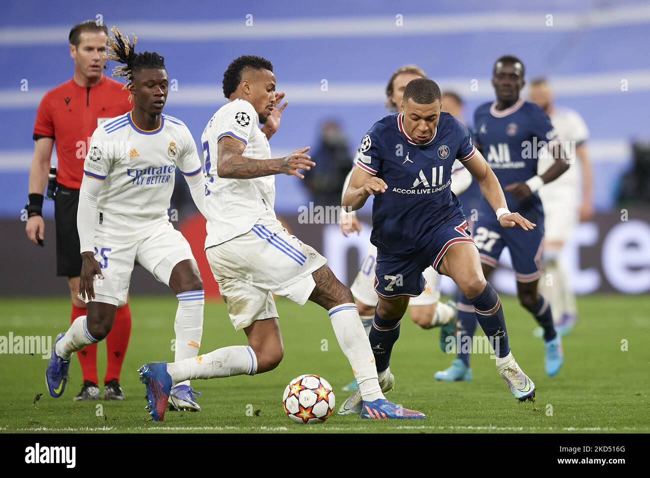 Kylian Mbappe du PSG et Eder Militao du Real Madrid se disputent le ballon lors du tournoi de la ...
