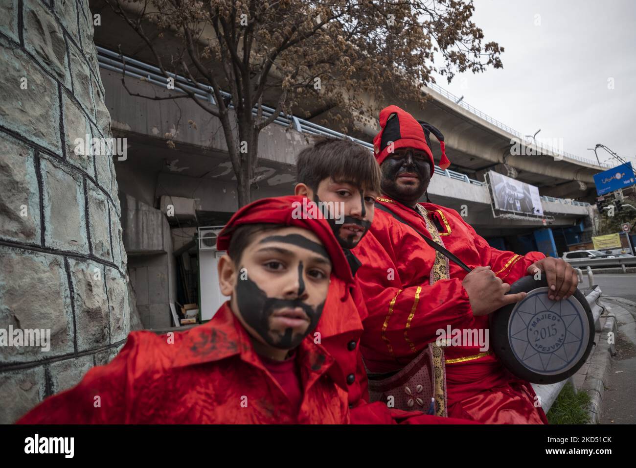 Un iranien et deux jeunes garçons ont peint leur visage en noir et ...