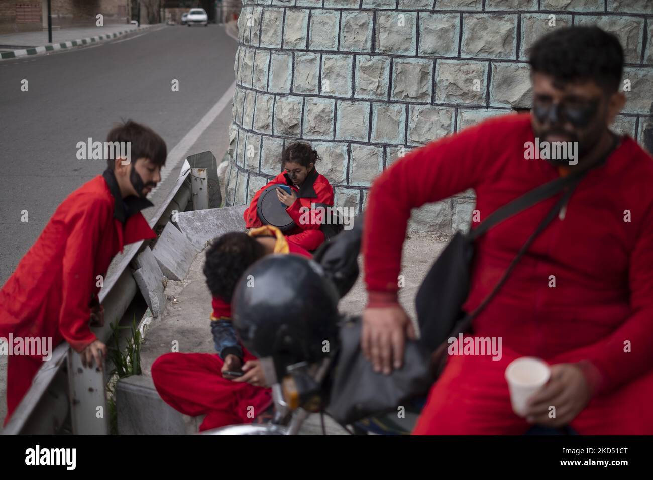 Une jeune fille iranienne a peint son visage en noir et portait des ...